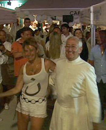 Frigide Barjot danse en petite tenue avec le curé de Saint-Tropez ...