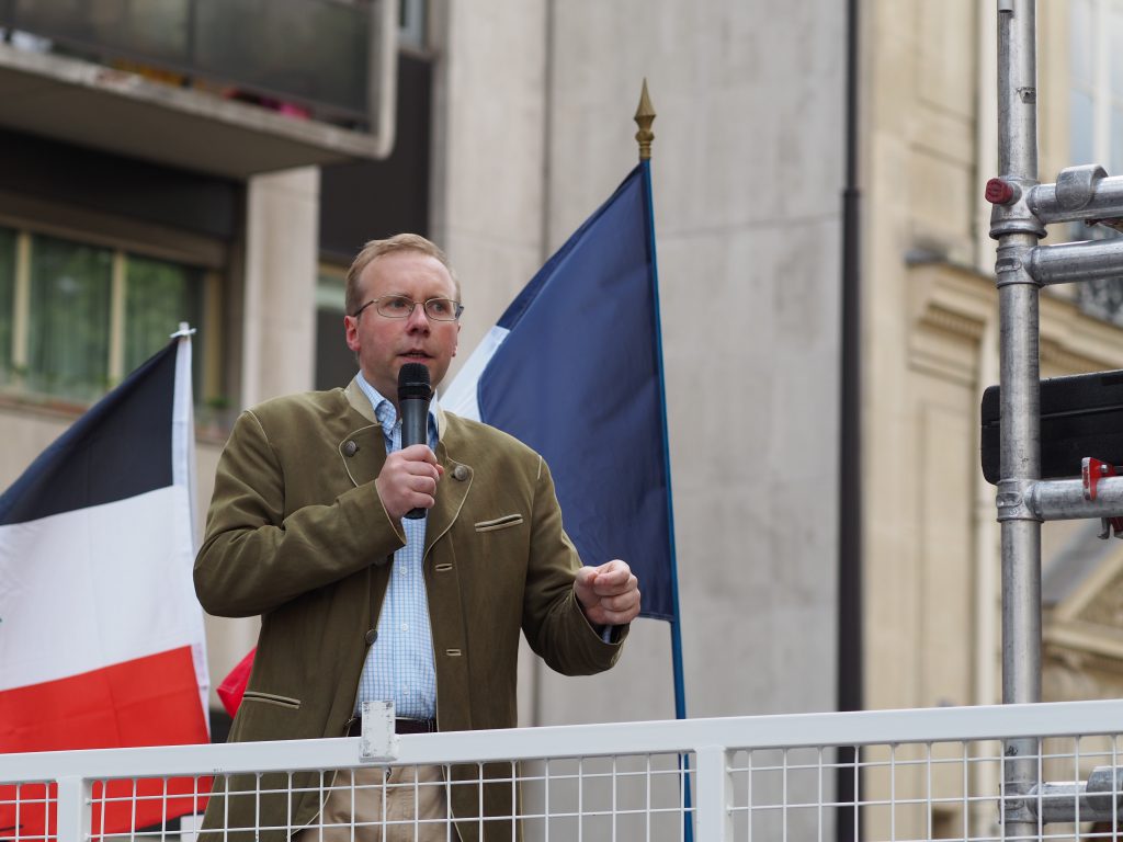 Alain Escada (Civitas) invité des "grandes gueules" de RMC - medias ...