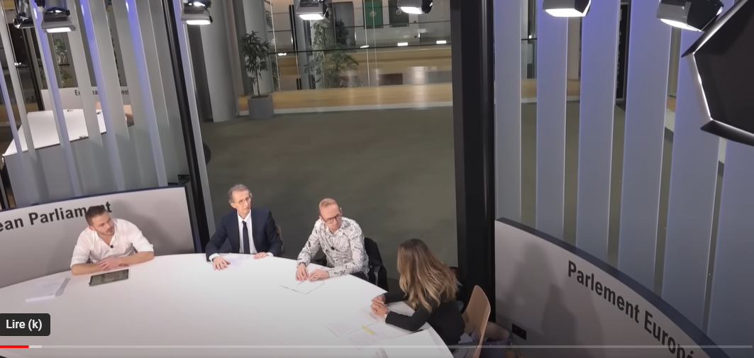 Avec Mike Borowski, l'eurodéputé Virginie Joron recevait un pompier ...